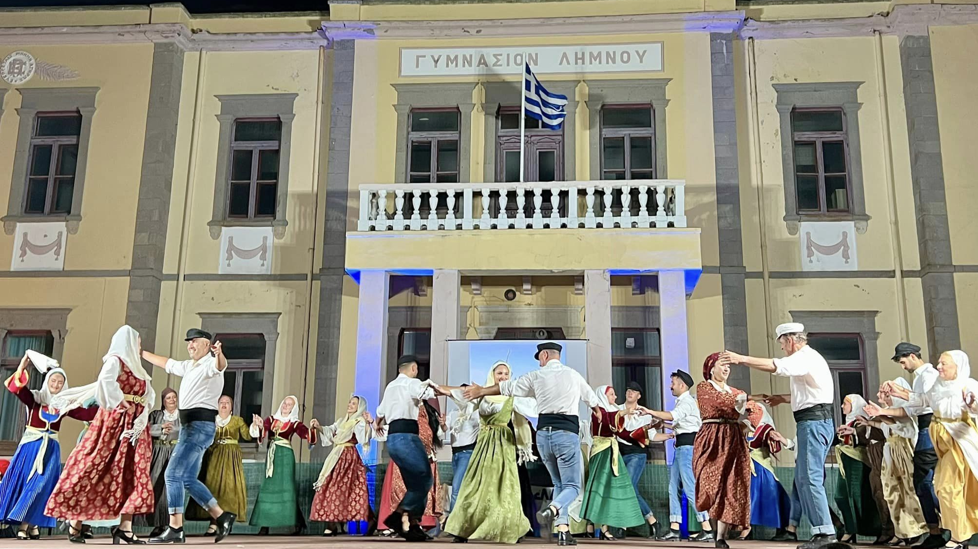 Λήμνος: Το προαύλιο του Γυμνασίου Μύρινας και το θεατράκι του Μούδρου ...